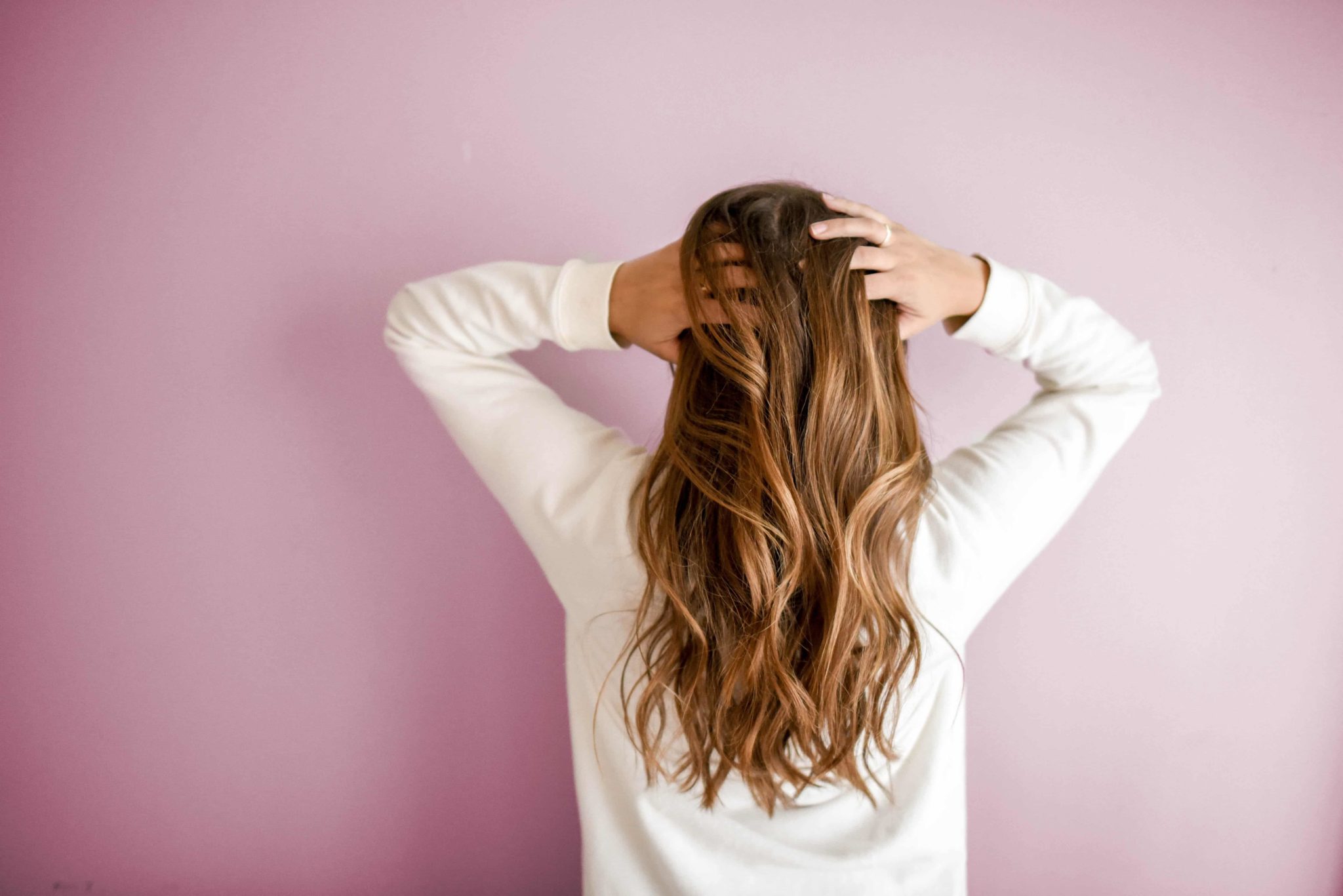 Routine et recettes naturelles pour des cheveux brillants, doux et sains