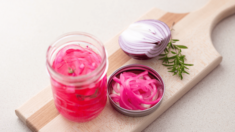 Pickles d'oignons rouges au vinaigre: recette rapide & facile